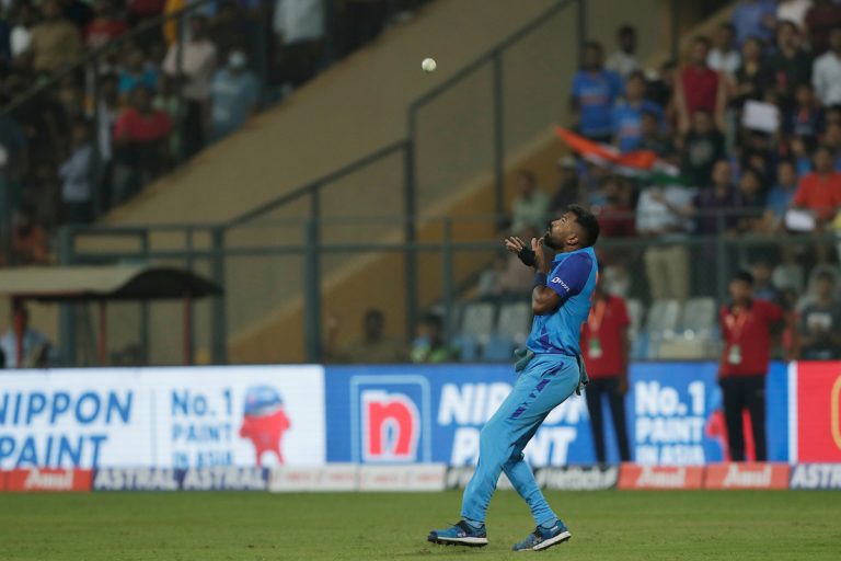 IND vs SL: Watch- Rohit Sharma, Rahul Dravid Shocked As Hardik Pandya ...